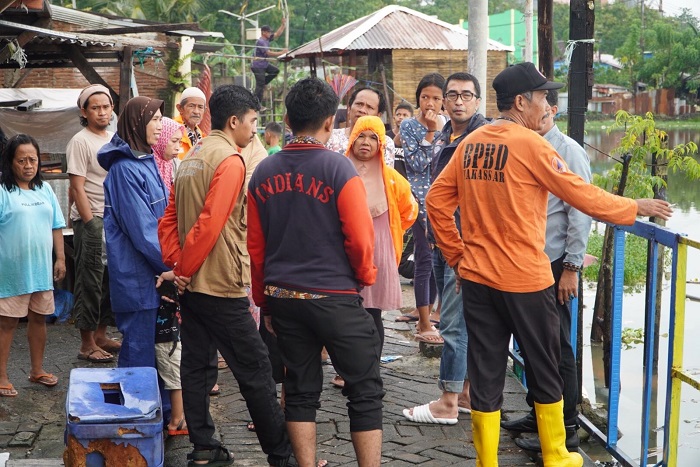 Mario David Turun Langsung Evakuasi dan Bantu Korban Banjir-Angin ...